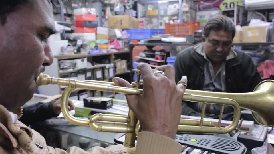 Junun Trailer - Junun Trailer OV - FILMSTARTS.de