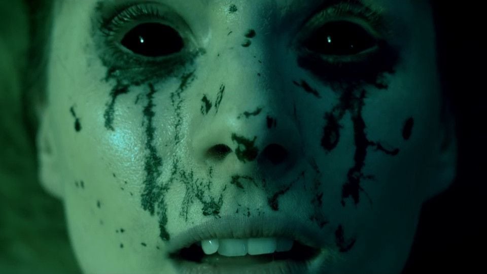 The Dark Below Trailer - The Dark Below Trailer OV - FILMSTARTS.de