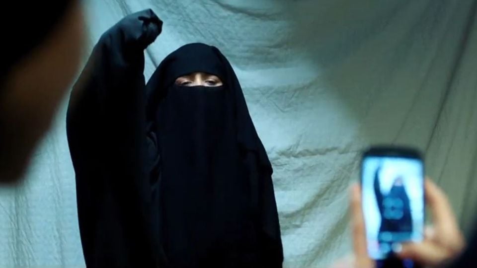 Layla M. Trailer - Layla M. Trailer DF - FILMSTARTS.de