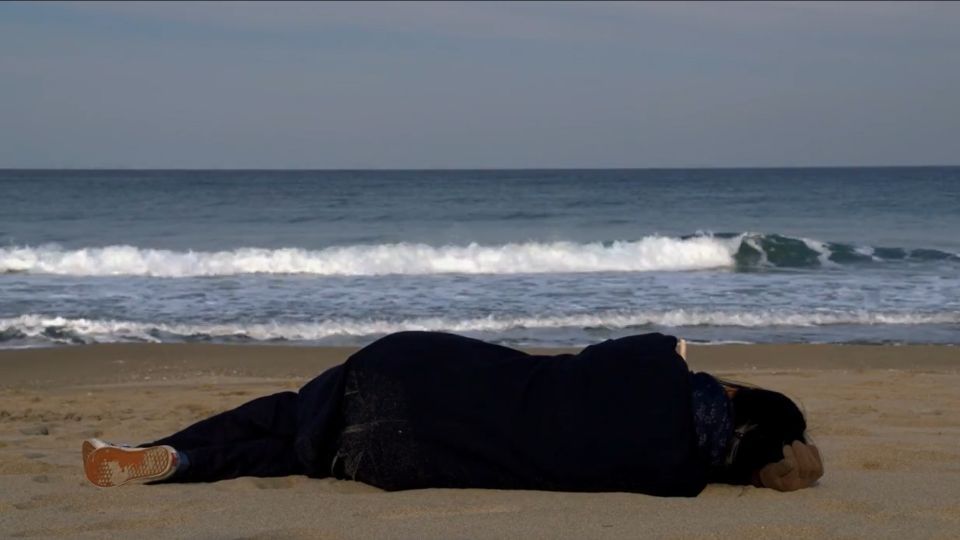 On The Beach At Night Alone Trailer - On The Beach At Night Alone ...