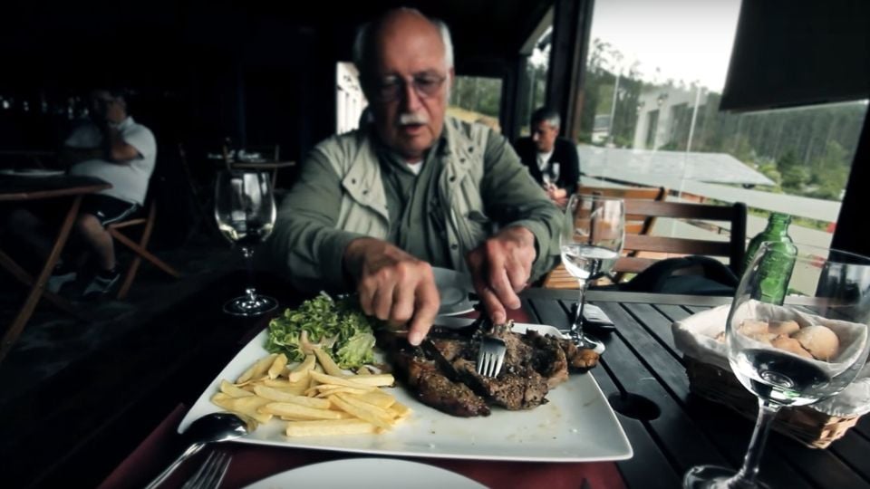 Eating You Alive Trailer - Eating You Alive Trailer (2) OV - FILMSTARTS.de