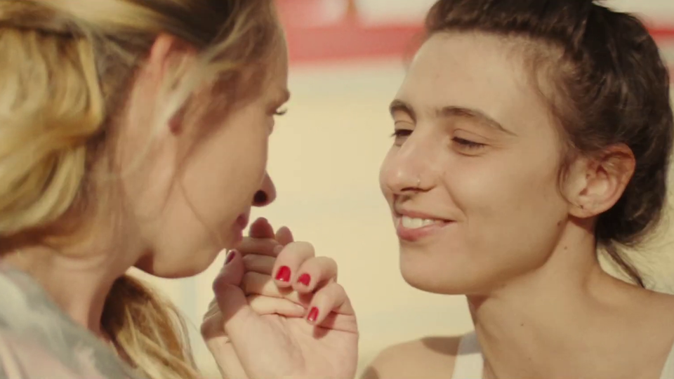 Glück/Bliss Trailer - Glück/Bliss Trailer DF - FILMSTARTS.de