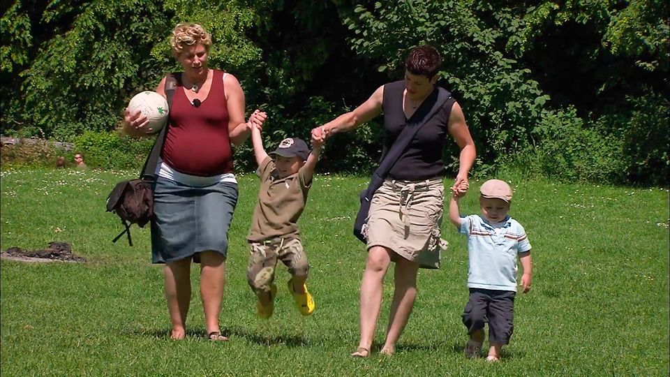 Mutter Mutter Kind Trailer - Mutter Mutter Kind Trailer DF - FILMSTARTS.de