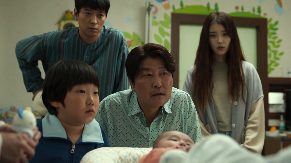 Broker - Familie gesucht Trailer - Broker Trailer OmeU - FILMSTARTS.de