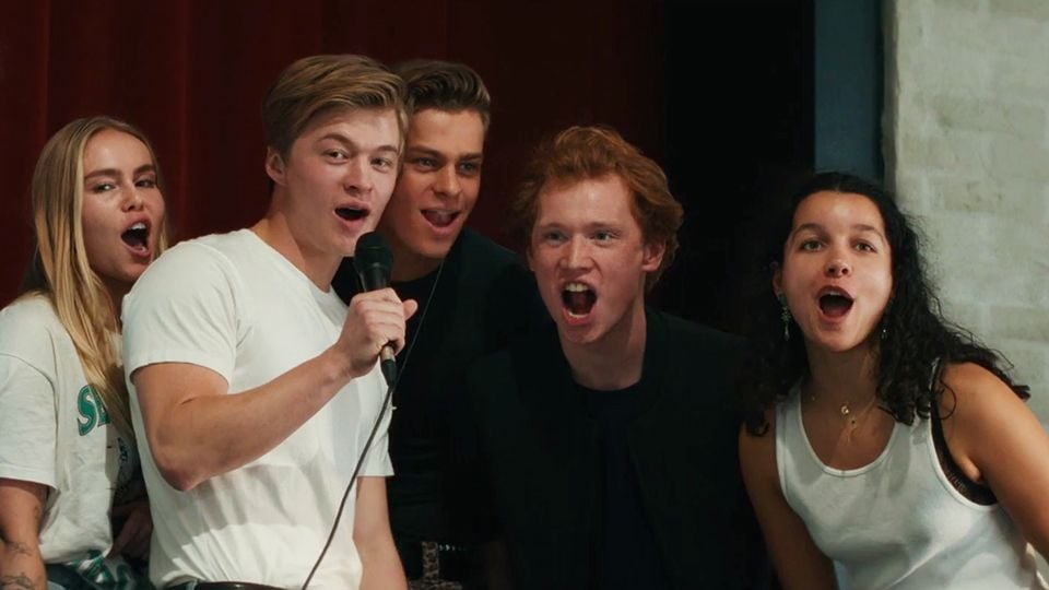 Pretty Young Thing Trailer - Pretty Young Thing Trailer DF - FILMSTARTS.de