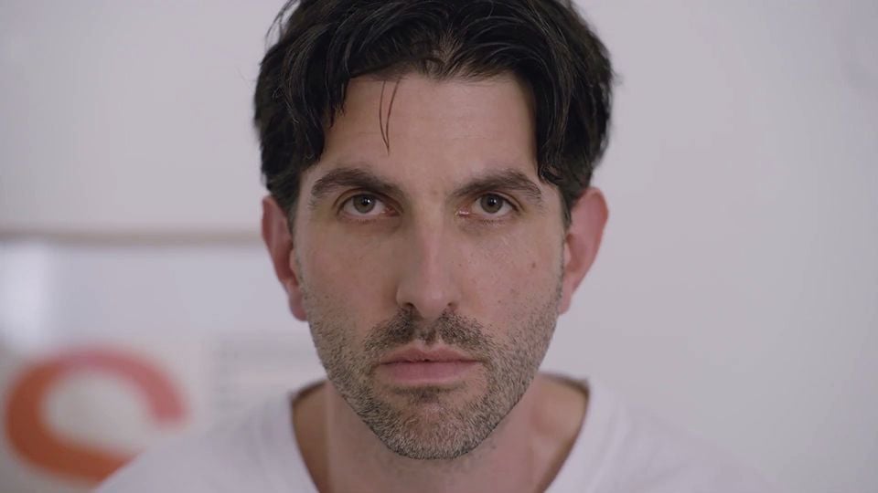 Knochen und Namen Trailer - Knochen und Namen Trailer DF - FILMSTARTS.de