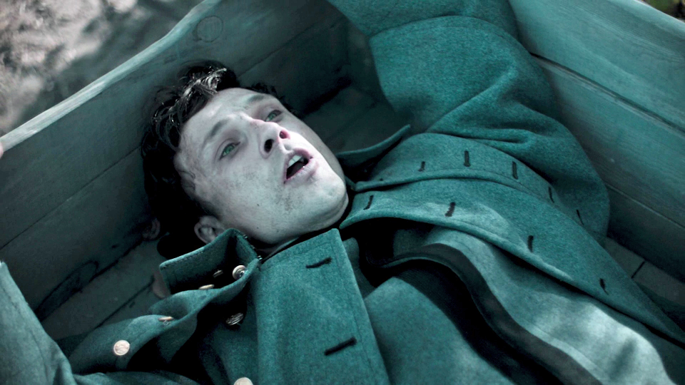 Raven's Hollow Trailer - Raven's Hollow Trailer DF - FILMSTARTS.de