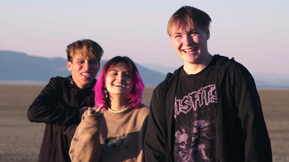 Gasoline Rainbow Teaser - Gasoline Rainbow Teaser OV - FILMSTARTS.de